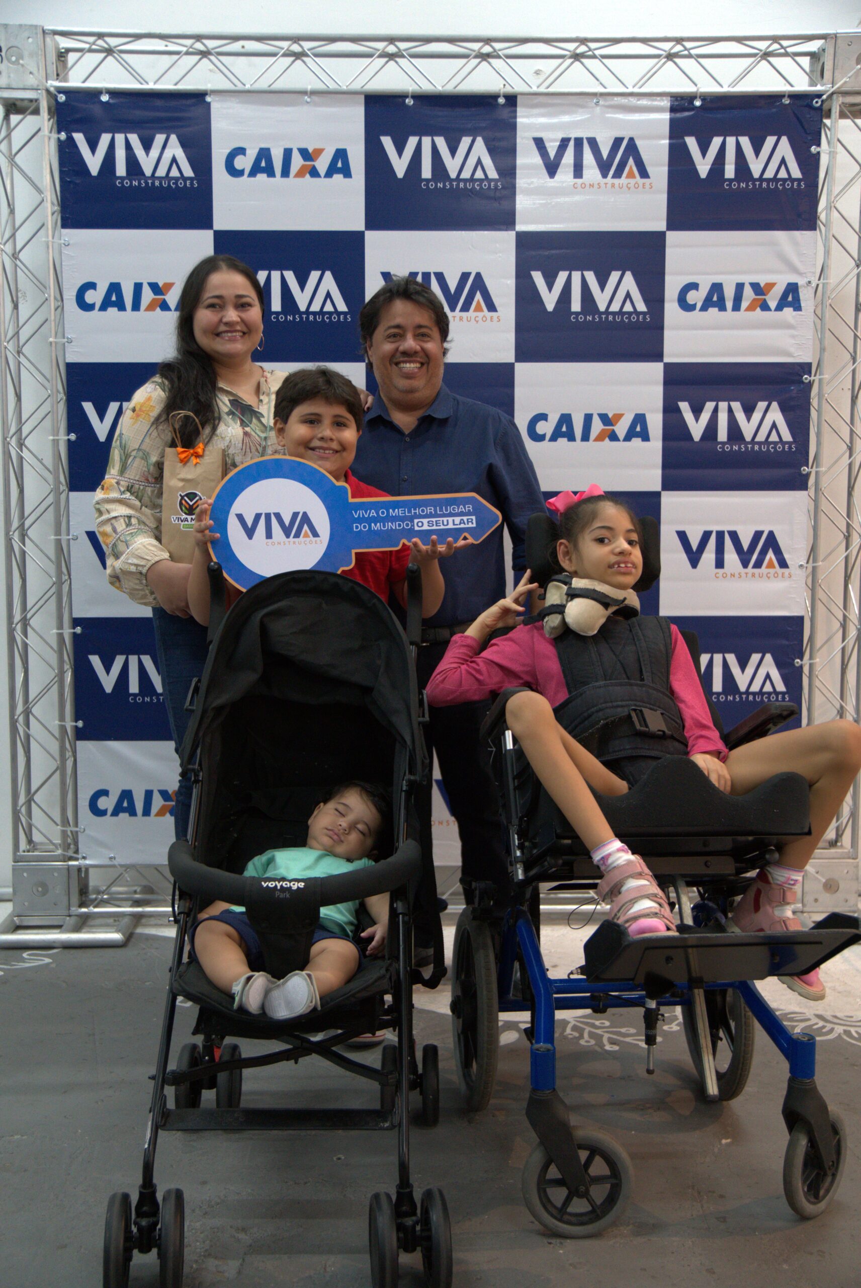 CLIENTES ASSINAM O VIVA MAIS BARRA JUNTO A CAIXA - Viva Construções